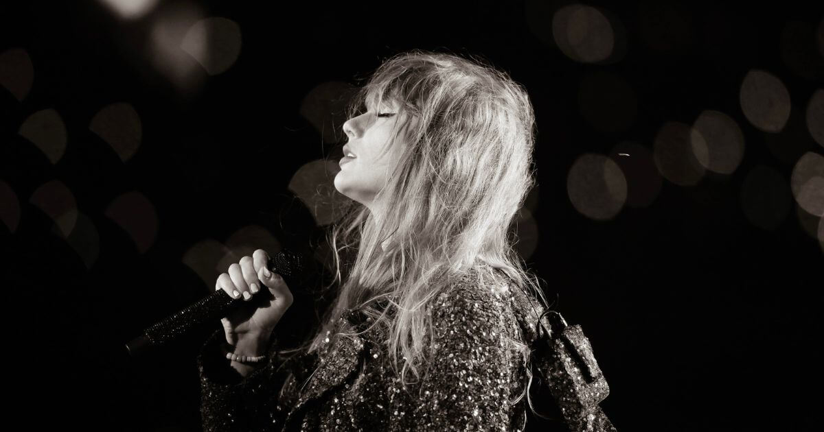 新專輯《TTPD》再度打破流行音樂天花板！泰勒絲到天后之路的完整全解析 - VERSE